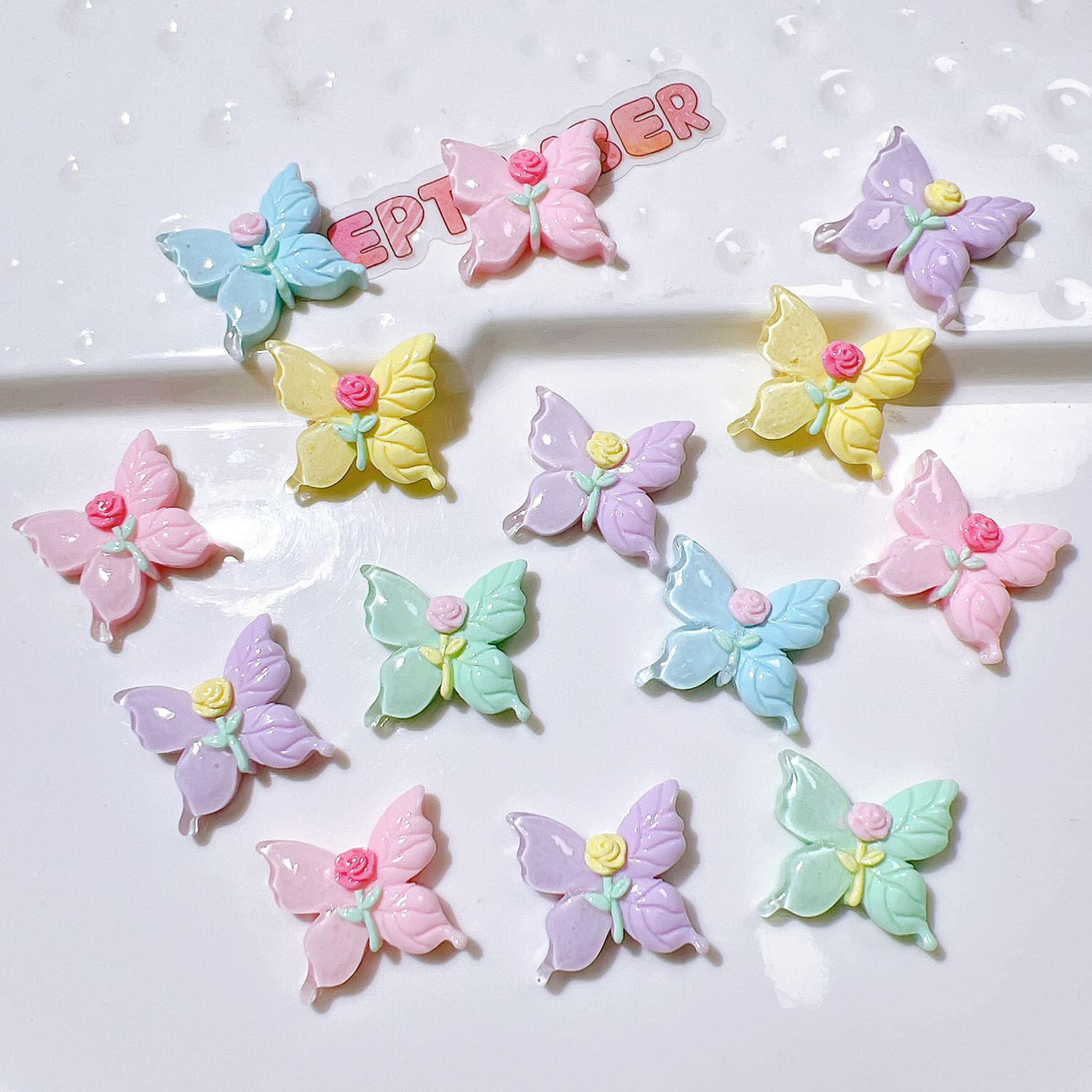 DIY素材 デコパーツ 手芸diy用 貼り付けパーツ デコレーションパーツ バラ蝶 5色 LENA | 卸売・ 問屋・仕入れの専門サイト【NETSEA】