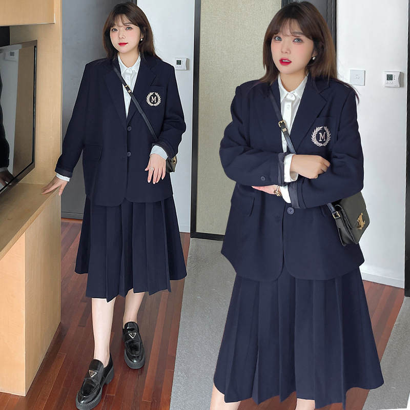 ★2L～6L 大きいサイズ★春秋新作 学生風 通勤通学刺繍入りジャケット プリーツスカート2点セット 嘉六国際 株式会社 | 卸売・ 問屋・仕入れの専門サイト【NETSEA】