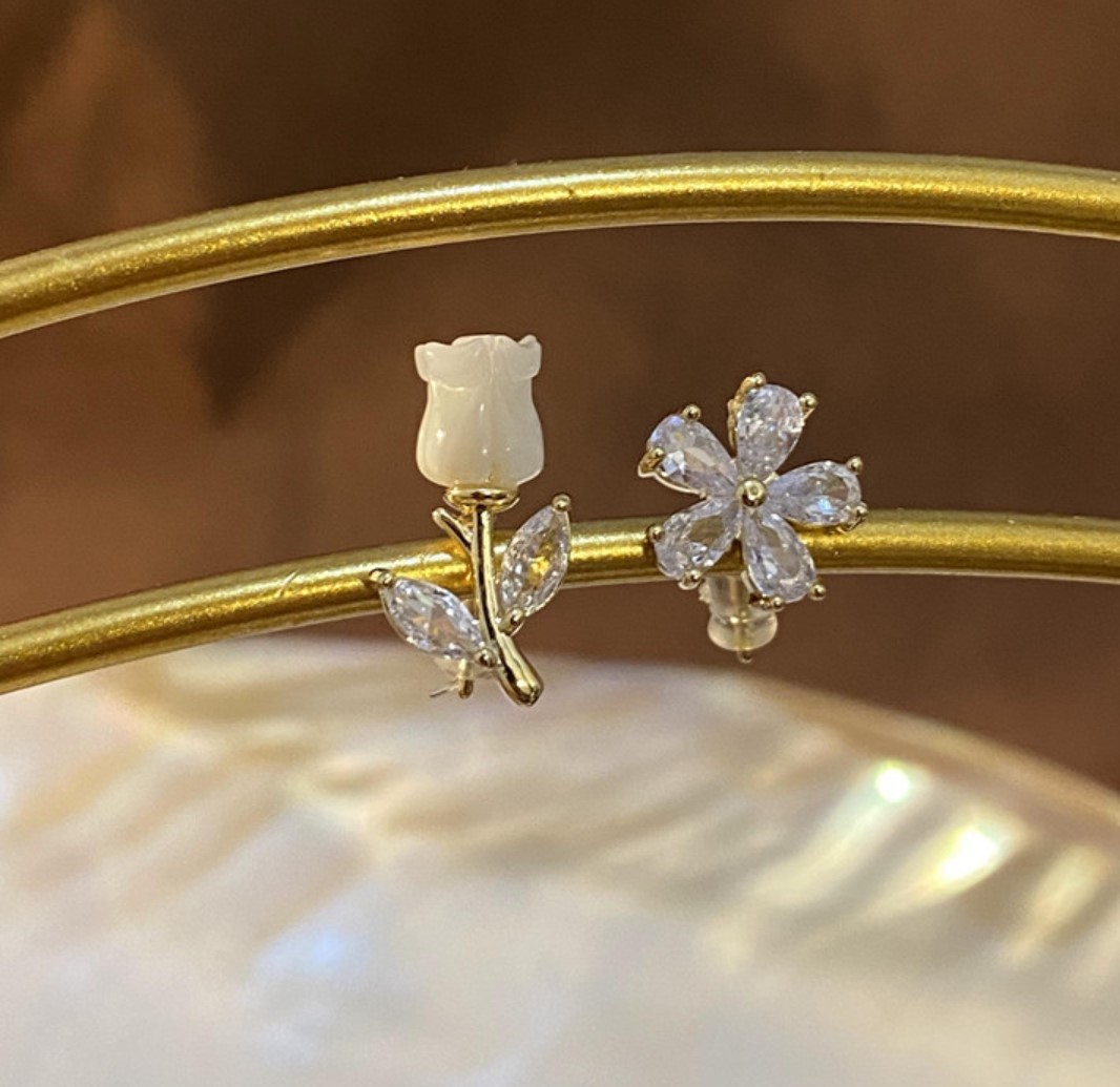 アンバランスシェルお花ピアス｜S925針 UP to YOU 問屋・仕入れ・卸・卸売の専門【仕入れならNETSEA】