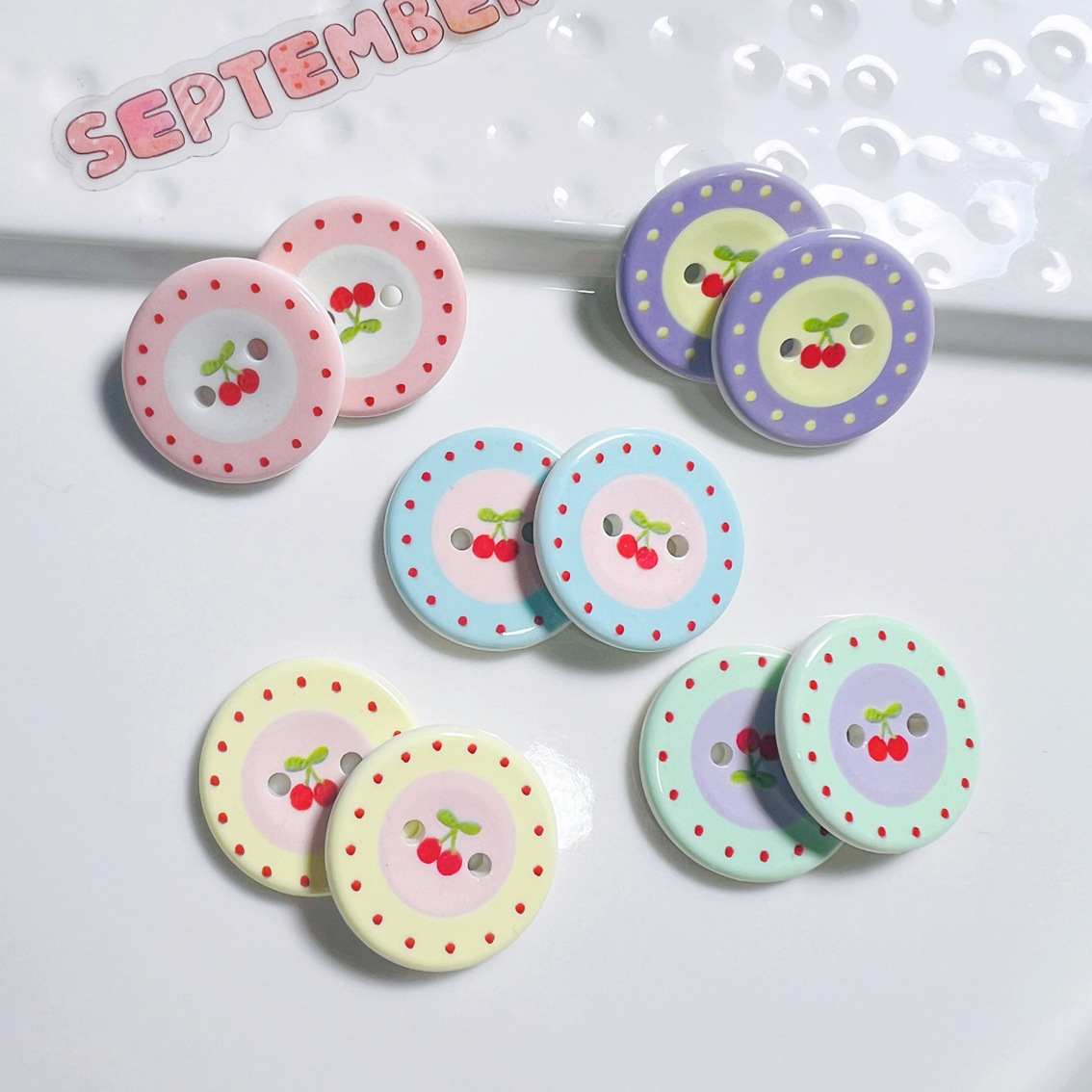 DIY素材 デコパーツ 手芸diy用 貼り付けパーツ デコレーションパーツ チェリーボタン 5色 LENA | 卸売・ 問屋・仕入れの専門サイト【NETSEA】