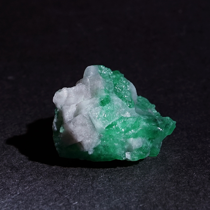 エメラルド 原石 約5.3g コロンビア ムソ鉱山産 一点もの 鉱物 標本 結晶 緑柱石 天然石 パワーストーン | 卸売・ 問屋・仕入れの ...