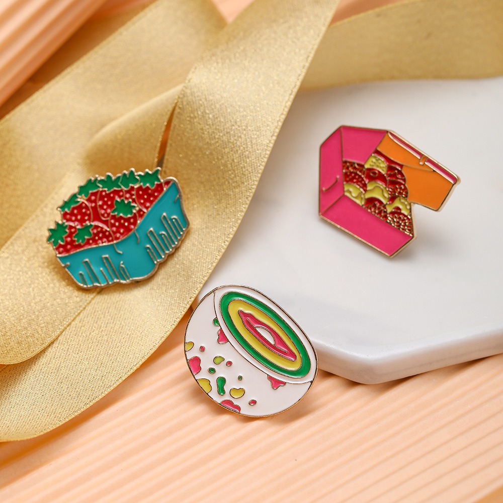 いちごの合金ブローチ バッジ コサージュ 衣装アクセサリー いちご雑貨 | 卸売・ 問屋・仕入れの専門サイト【NETSEA】