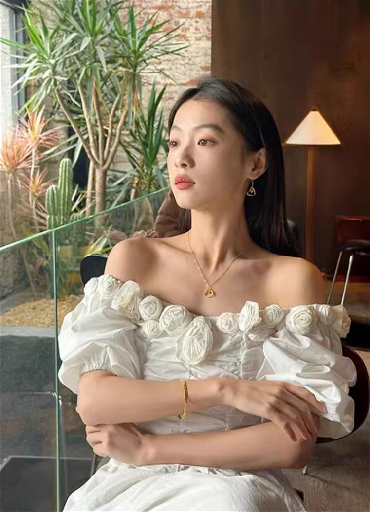 大幅値下 立体薔薇 一言の肩 上品映え シャツ パフスリーブ 夏 フォールド 上着 スリム ブラウス 株式会社 SevenLy 問屋・仕入れ・卸・卸売の専門【仕入れならNETSEA】