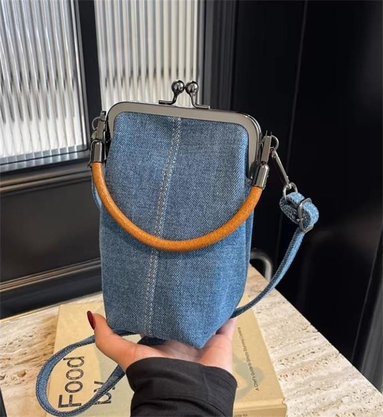 待望の再入荷です INSスタイル デニムのスクエアショルダーバッグ スマホ収納付き 普段使いに | 卸売・ 問屋・仕入れの専門サイト【NETSEA】